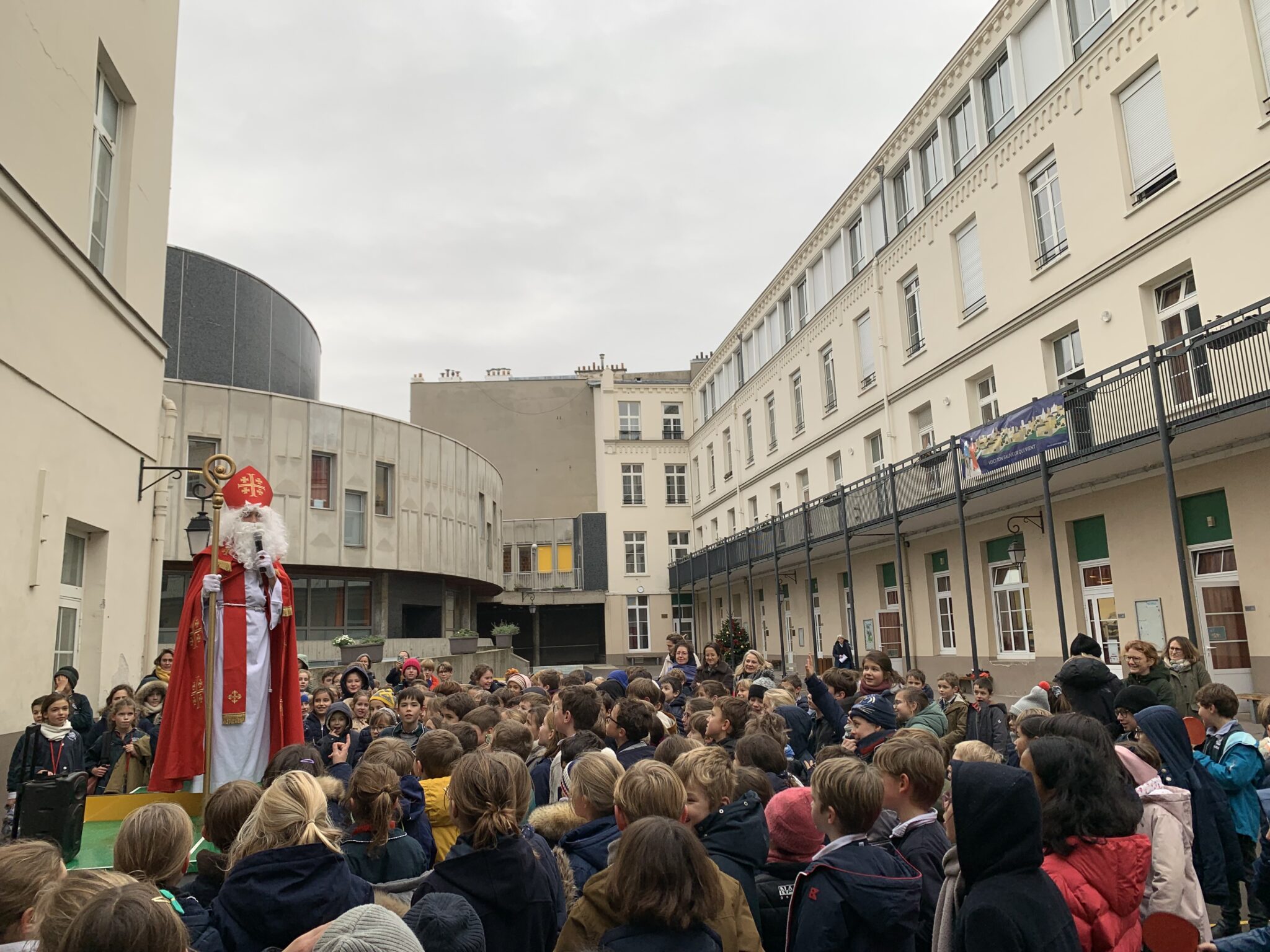 Saint Nicolas à l'école primaire - Collège Stanislas Paris
